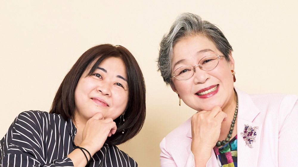 （5ページ目）荻原博子×原田ひ香「1ヵ月の予算を5週に分けて袋に入れて管理する」「お金って、心配し出すとキリがない。未来は日々の延長、今日を