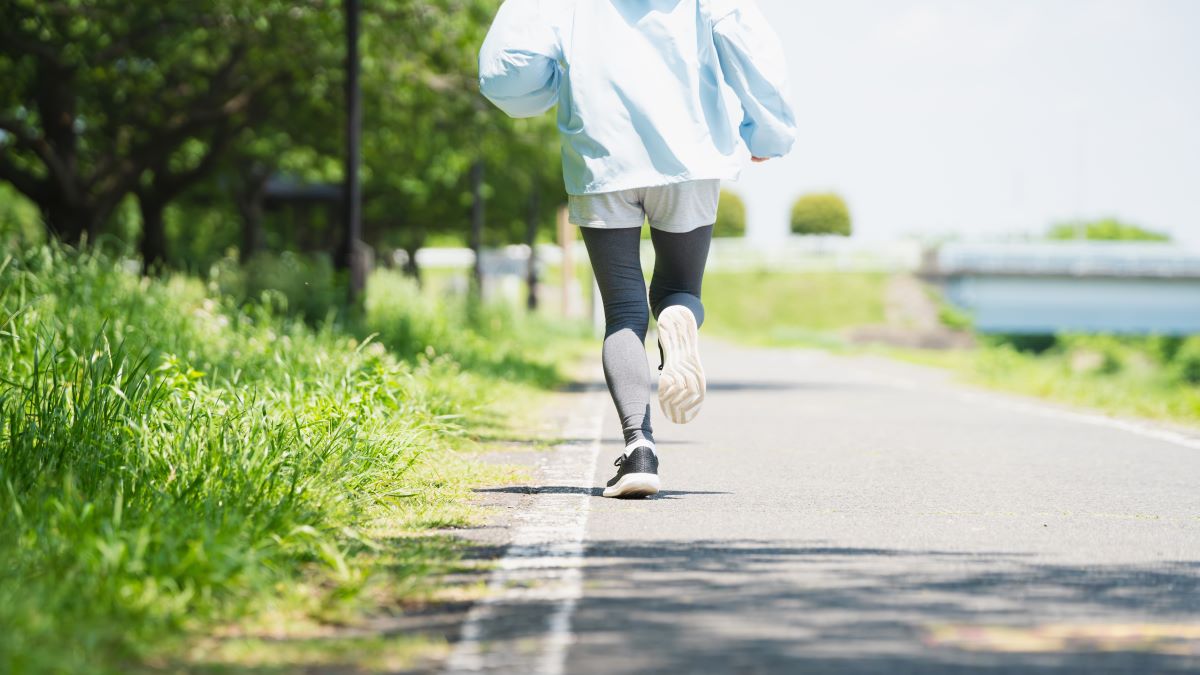（2ページ目）虚弱体質で就職できなかった著者＜終電を絶対に逃さない女＞が体力向上のために始めたランニング。ひざの痛みが悪化して効果がないと思っ ...